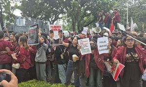 Deretan Poster Demo Mahasiswa UBK di Patung Kuda, Apa Saja Isi Tuntutannya?