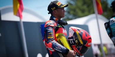 Momen Respek Veda Ega Pratama dan Hakim Danish pada Moto3 Ceko 2026 ...