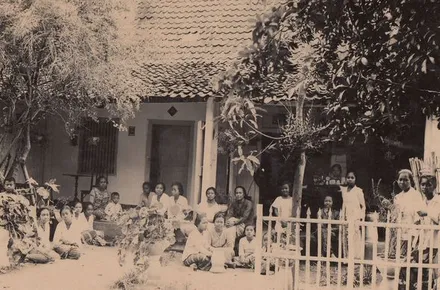 Apa Peran Guru dalam Sistem Among yang Diterapkan di Perguruan Taman Siswa?