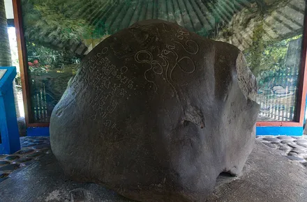 Prasasti Ciaruteun dan Jejak Kaki Sang Purnawarman Pembawa Kejayaan ...