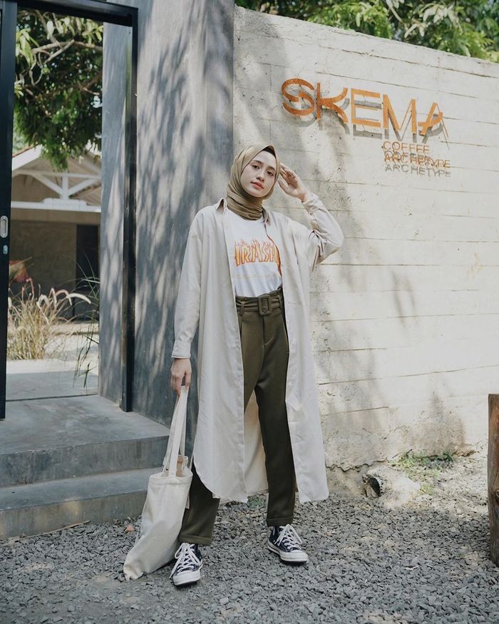7 Inspirasi Paduan Long Outer Hijab Kekinian, Dijamin Tidak Boring - CewekBanget
