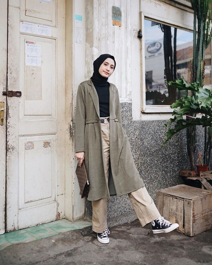 7 Inspirasi Paduan Long Outer Hijab Kekinian, Dijamin Tidak Boring - CewekBanget