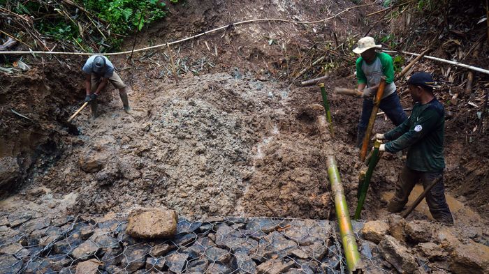 Longsor dan Upaya Pemulihan Lahan di Lokasi Bencana Sukajaya - National ...