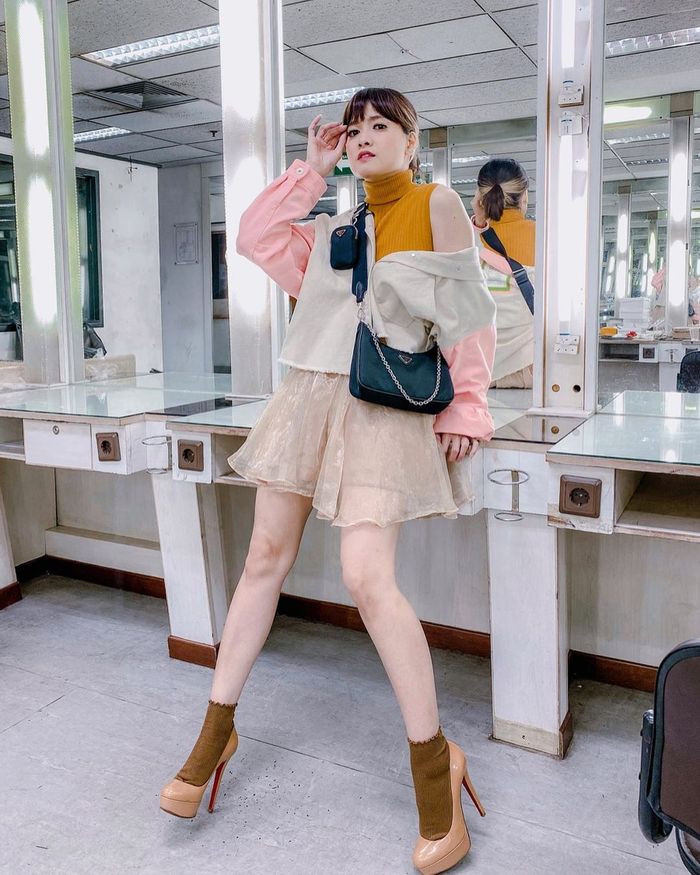 Chika Jessica Pamer Foto OOTD Modis dengan Rok Mini Seperti Aktris ...