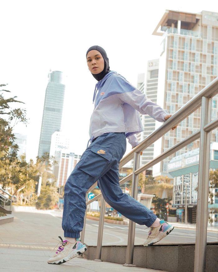 5 Inspirasi Outfit Olahraga Hijab Kece dan Santun Buat Olahraga di GBK - CewekBanget
