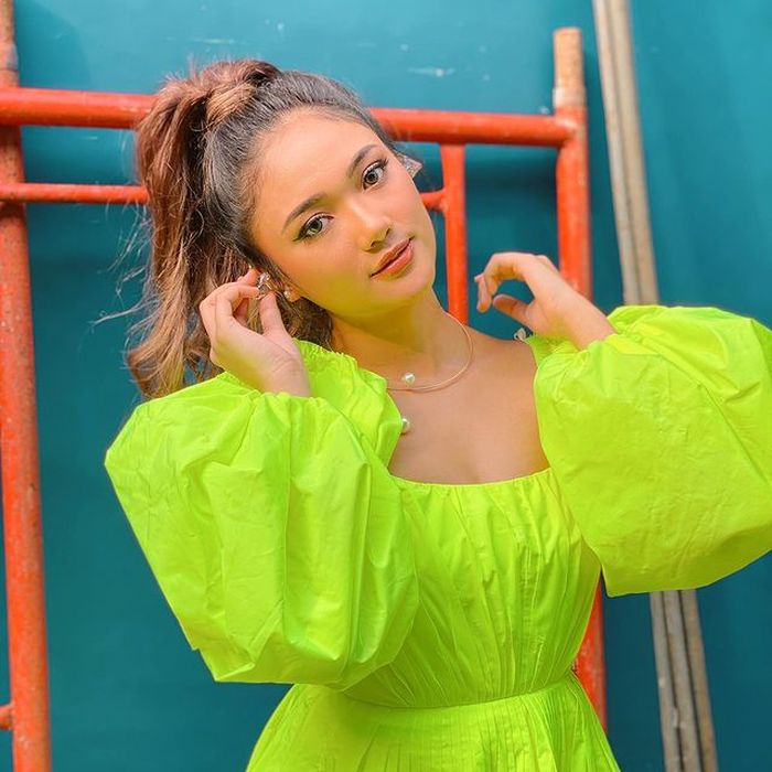 Pakai Jaket Melorot, Marion Jola Tampil Seksi Padukan Baju Ketat Sampai Bikin Salfok Netizen