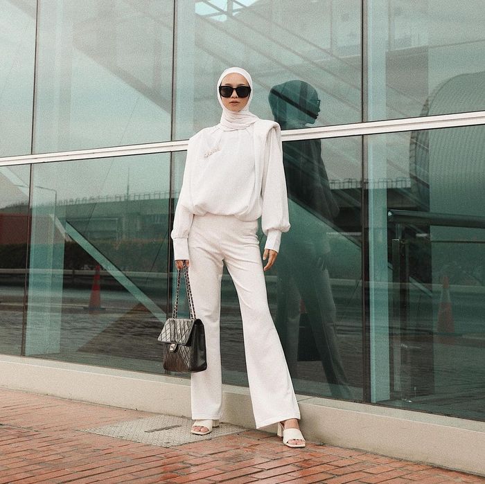Hijabers Wajib Punya, 5 Warna Celana yang Bisa di Mix and Match Outfit - CewekBanget