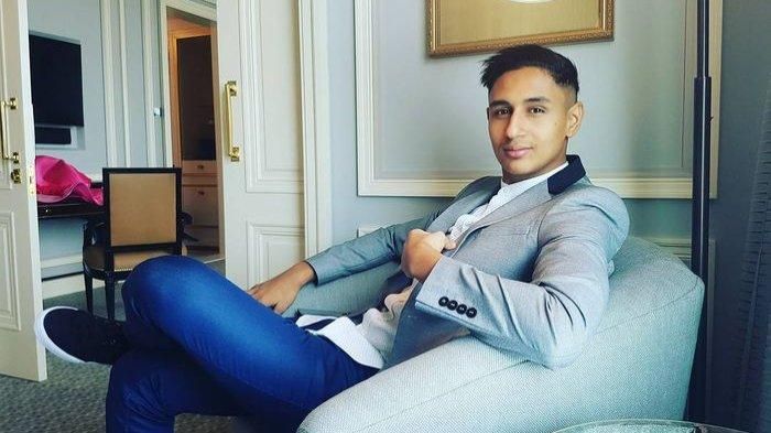 Ketampanannya Terpancar Bak Aktor Bollywood, Inilah Sosok Putra Tiri ...