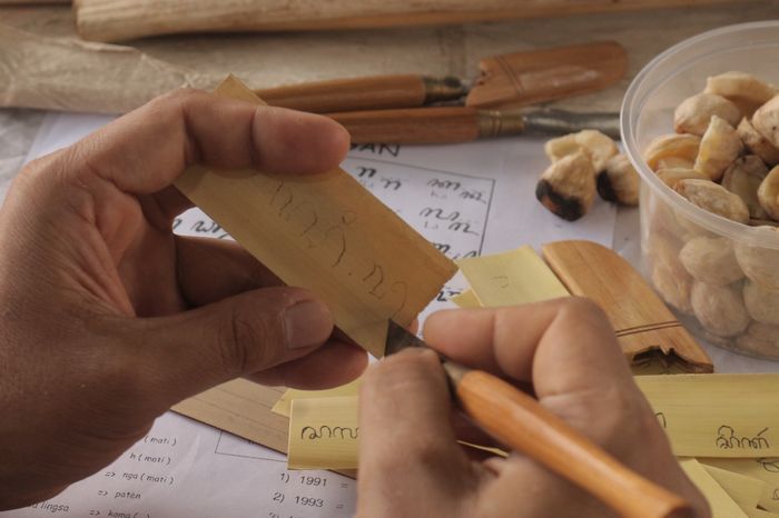 Menulis Media Lontar: Pelestarian Sejarah Tradisi Pencatatan Nusantara ...