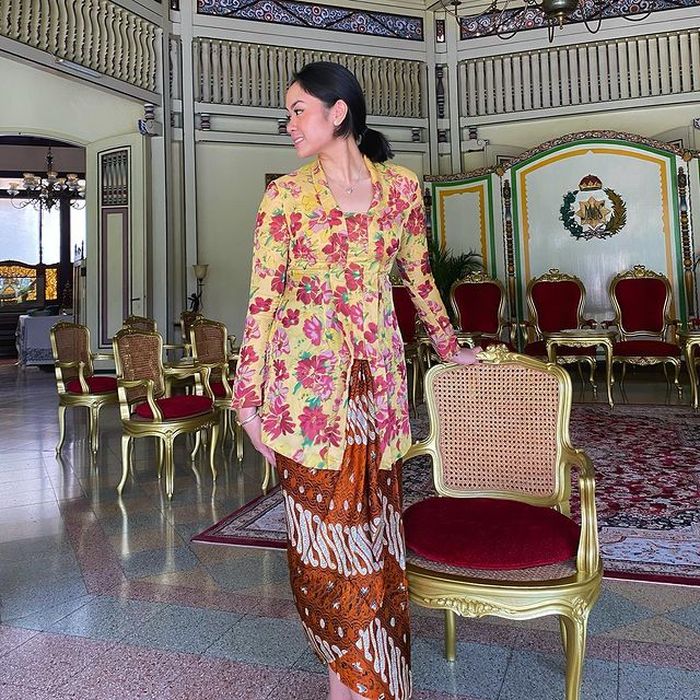 5 Inspirasi Kebaya Modis Buat OOTD 17an ala Rania Yamin. Tiru, Yuk! - CewekBanget
