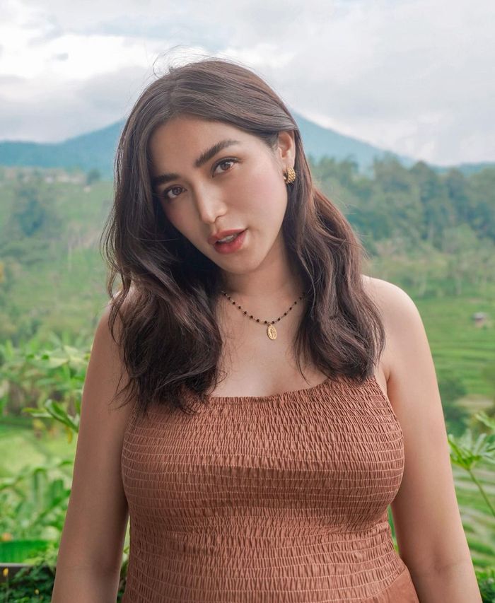 Model Baju Jessica Iskandar saat Momong Anak Tuai Kritikan!