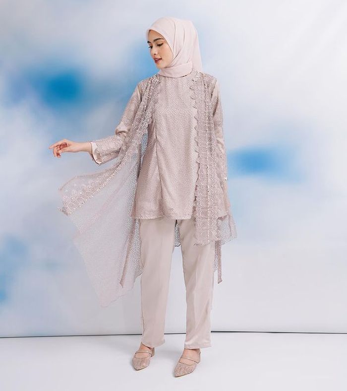 Inspirasi OOTD Hijab Dengan Outer Brokat, Cocok Buat Kondangan - CewekBanget