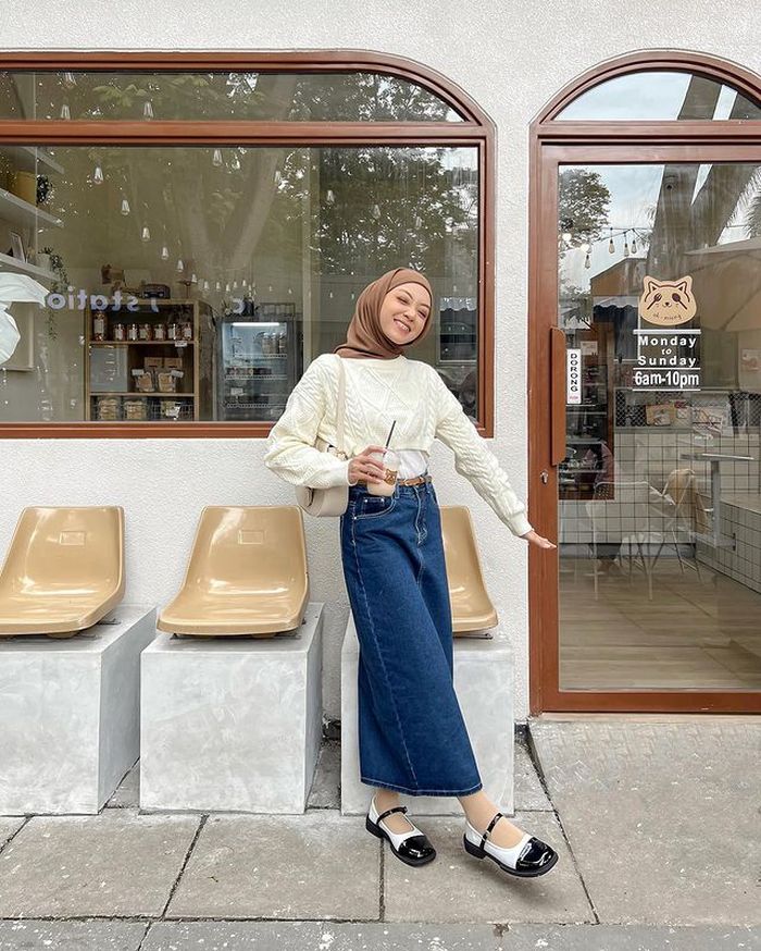 Inspirasi Outfit Hijab Untuk Liburan ke Jogja, Nomor 2 Kece Banget - CewekBanget