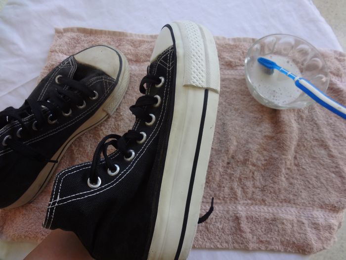 Tips Mengembalikan Sol Sepatu yang Menguning Jadi Putih Lagi, Contek 3 ...