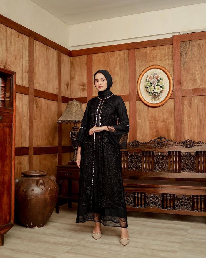 5 Outfit Hijab Warna Hitam untuk Kondangan. Elegan dan Mewah Banget ...