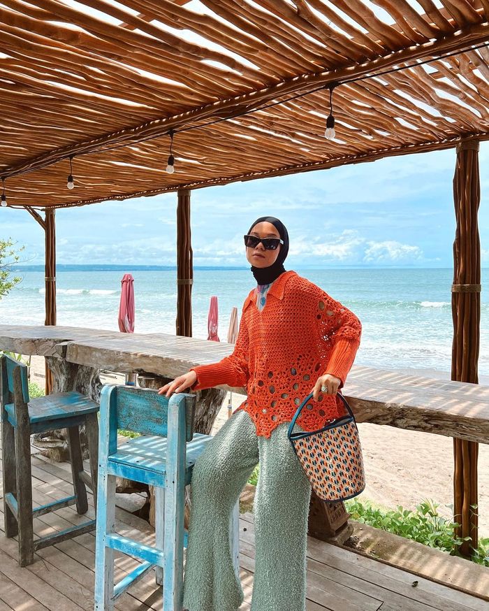 5 Inspirasi Outfit Hijab Untuk Liburan ke Bali, Dijamin Akan Kece - CewekBanget