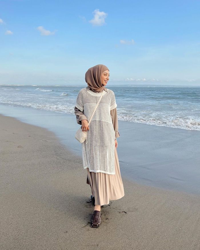 Wanita Berhijab Di Pantai