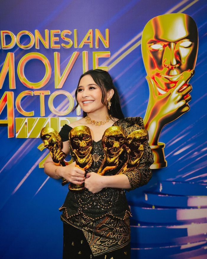 Prilly Latuconsina Borong Piala IMA Awards 2023! Intip Penampilan Sang Aktris dengan Balutan Kebaya!