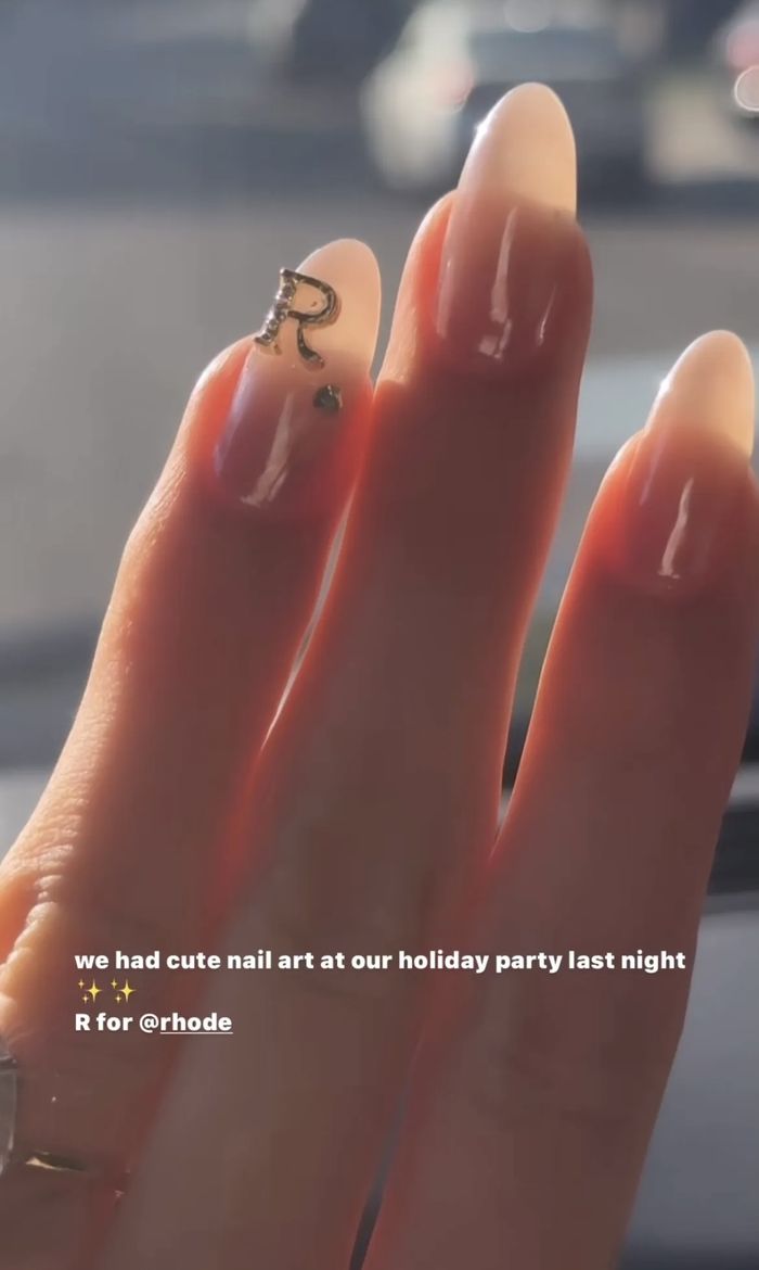 Trend Inisial Nama di Kalangan Hollywood, Hailey Bieber Bikin Inisial ...