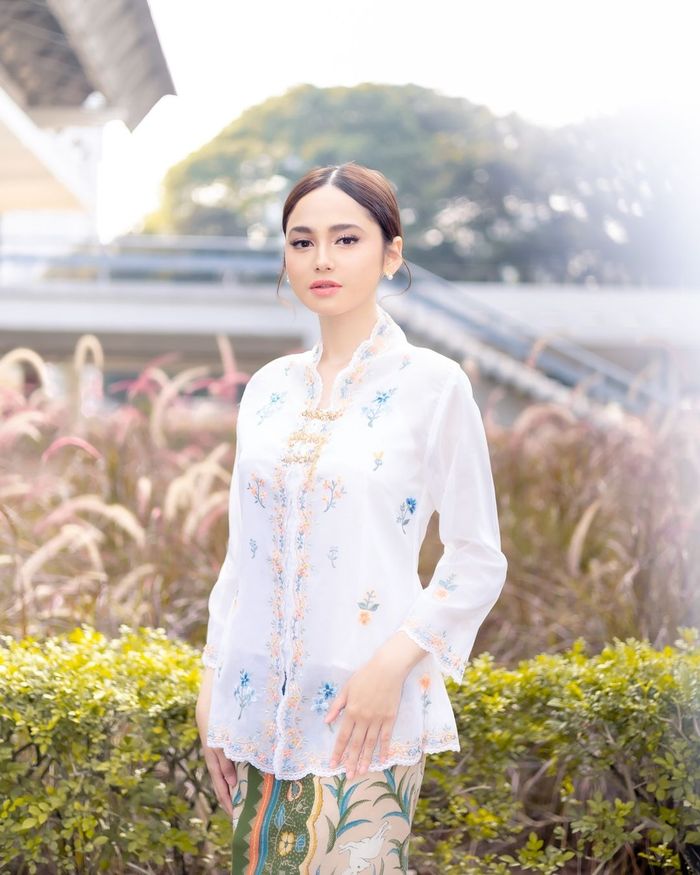 Tampilan Anggun Syifa Hadju Kenakan Kebaya Encim di Hari Kebaya ...