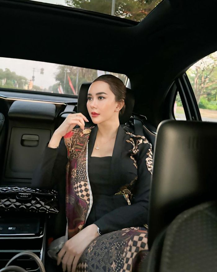 Aura Kasih Tampil Anggun Berkebaya Kutu Baru Saat Upacara 17an di ...