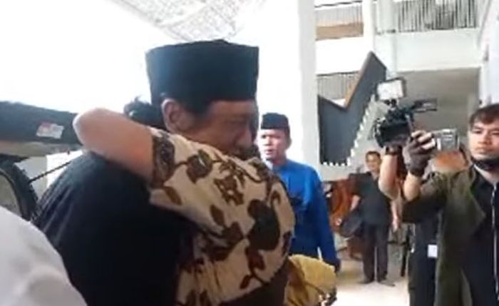 Ikang Fawzi Antar Jenazah Marissa Haque Menuju Peristirahatan Terakhir