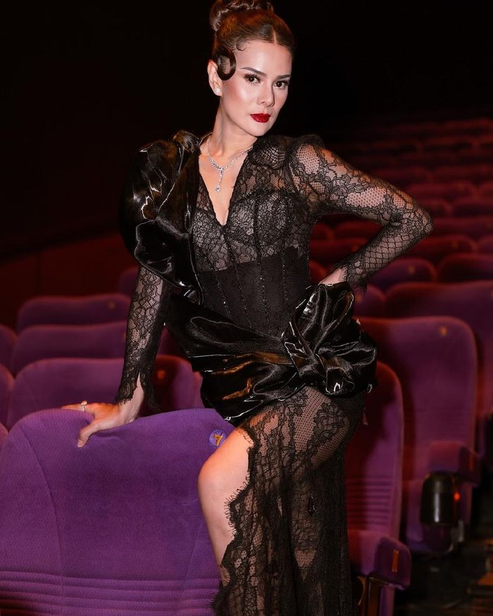 Astrid Tiar Tampil Memukau dengan Dress Lace Hitam Transparan di Gala ...