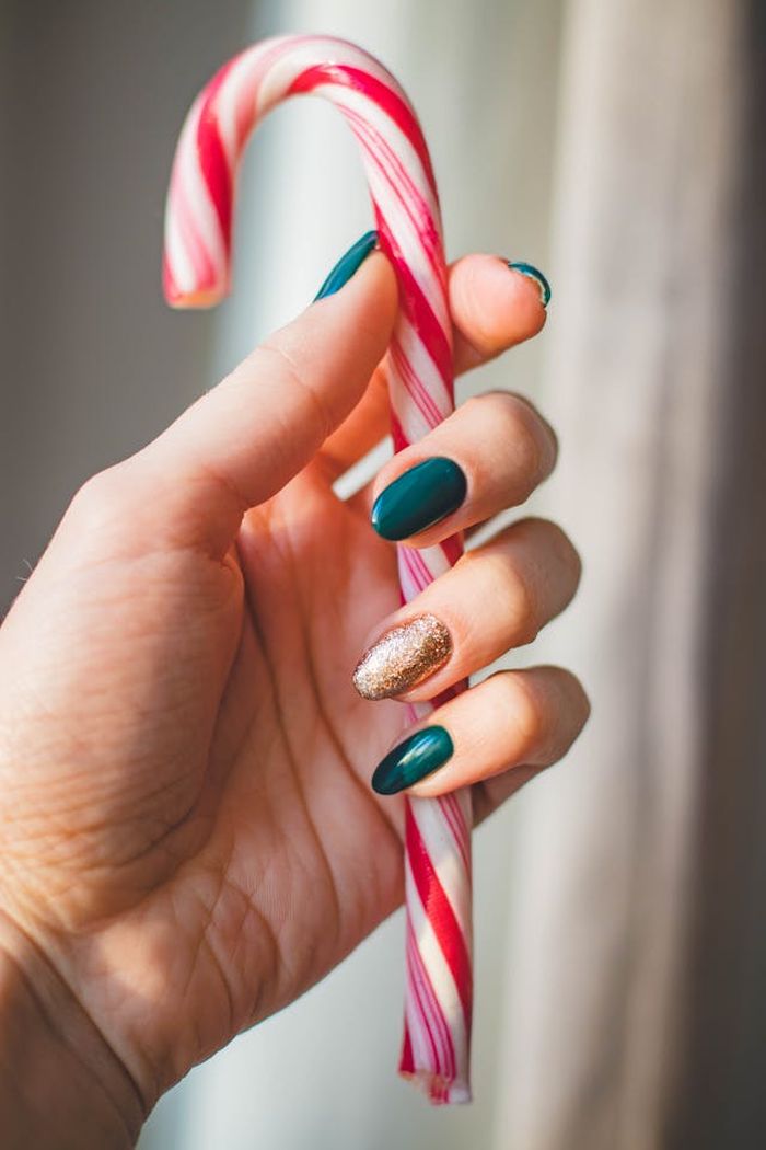 5 Ide Nail Art Natal 2024, Padu Padankan Warna Emas, Hijau dan Merah ...