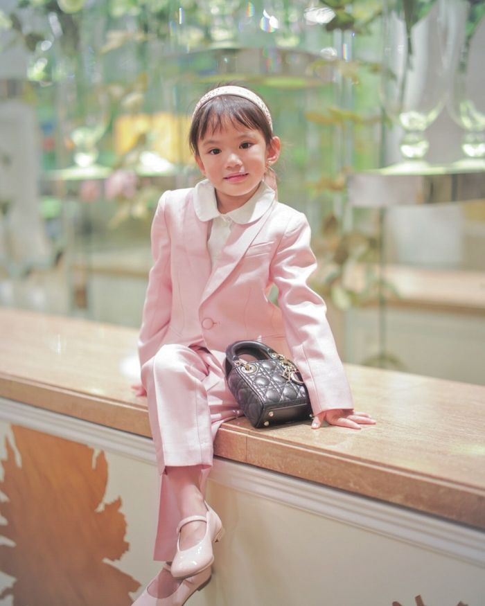 Ibu dan Anak Artis Paling Modis dan Branded, Intip Gaya Serba Pink ...
