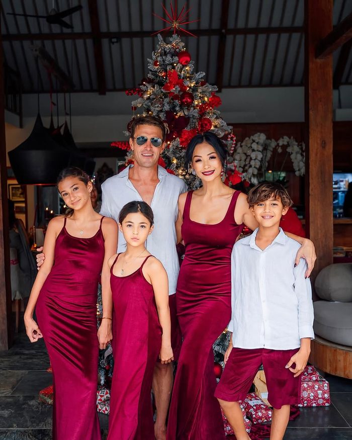 Indah Kalalo Tampil Memukau dengan Backless Dress di Hari Natal, Body ...