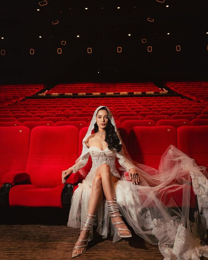 Jadi Pengantin Setan, Erika Carlina Pamer Tampilan Seksi Kenakan Gaun Pengantin Tak Biasa