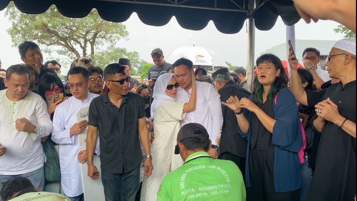 Pernah Berseteru dengan Ray Sahetapy, Rama Sahetapy Menangis dan Peluk ...