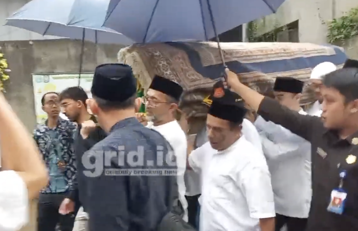 Begini Momen Najwa Shihab Shalati Jenazah Suami Tercinta di Masjid