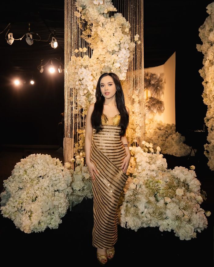 Duet Bareng Bunda Inul, Lyodra Tampil Anggun Berbalut Gaun Emas Rancangan Hian Tjen