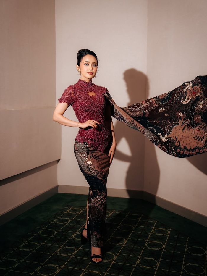Merah Memikat, Potret Kebaya Mewah dan Glamor Michelle Ziudith di Gala ...