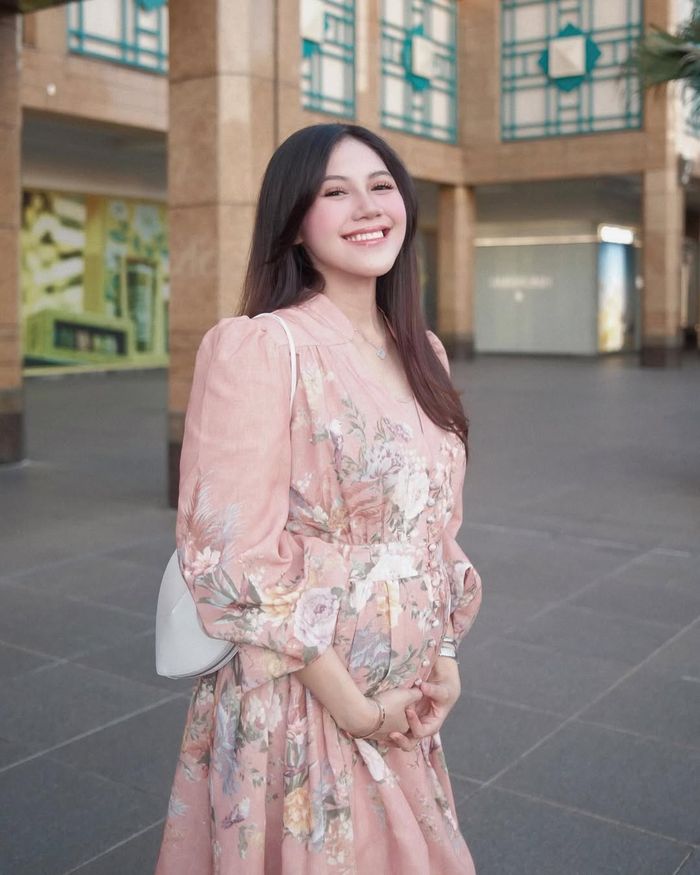 6 Inspirasi OOTD Ibu Hamil ala Selebgram Shasa Zhania, Tingkatkan Aura ...