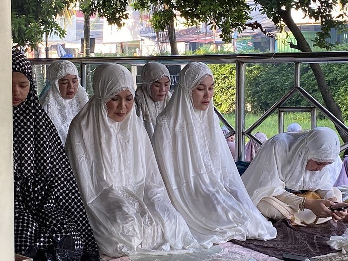 Kompak Salat Idul Adha, Ayu Ting Ting dan Keluarga Tampil Serasi ...