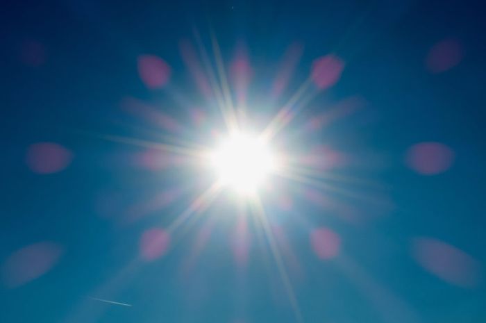 Meski Jauh dari Bumi, Mengapa Cahaya Matahari Masih Terasa Panas? - Bobo