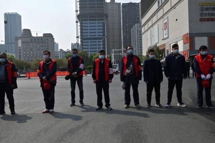 Rakyat Berdiri Di Jalanan Dalam Bisu Sementara Klakson dan Lampu Merah ...