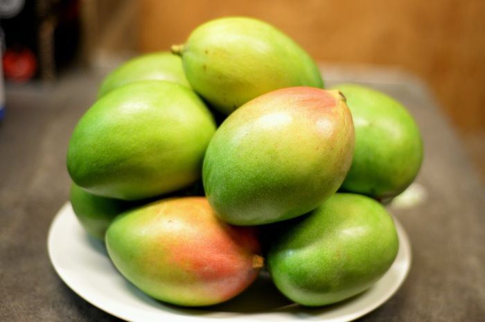 Sedang Musim, Ini 5 Cara Memilih Buah Mangga yang Manis dan Segar - Bobo