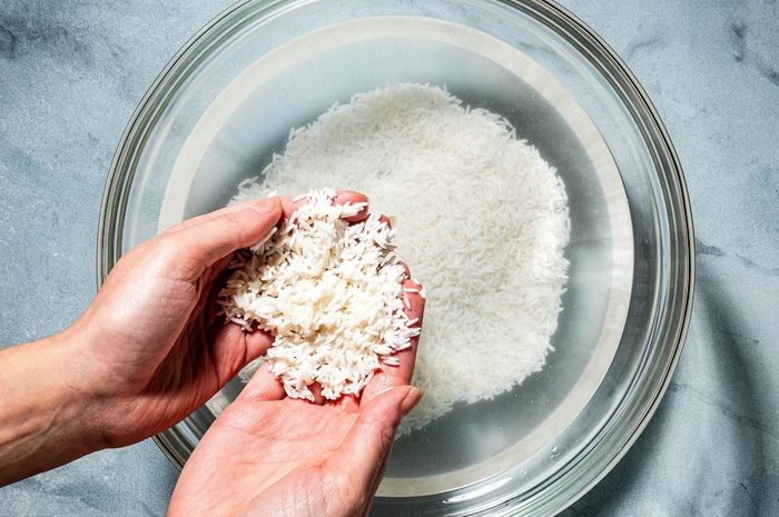 Cara Mencuci Beras Murah dari Warung Agar Nasi Bisa Pulen Seperti Pakai ...