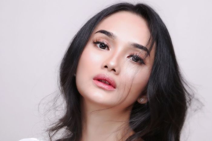 Bersinarnya Pesona Ibu Dua Anak, Faby Marcelia Tampil Menawan Kenakan ...