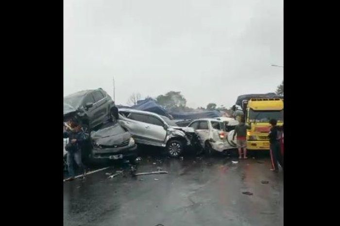 BREAKING NEWS: Kecelakaan Beruntun Terjadi di Tol Purbaleunyi, Sejumlah Mobil Tumpang Tindih