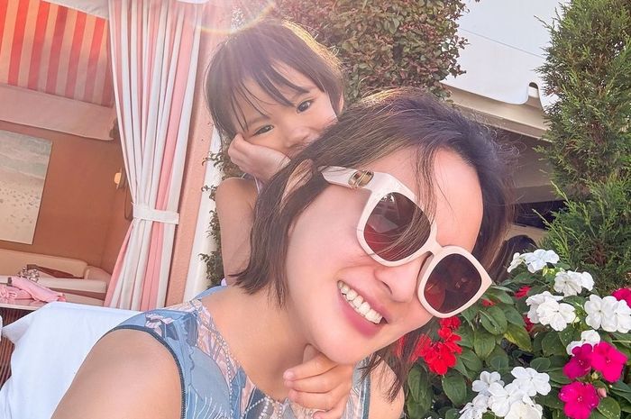 Ibu dan Anak Artis Paling Modis dan Branded, Intip Gaya Serba Pink ...