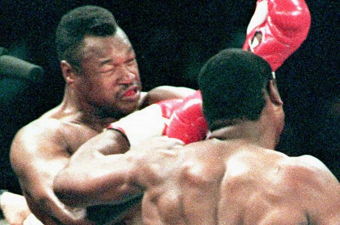 SEJARAH HARI INI - Cuma Mike Tyson yang Sanggup, Larry Holmes Masih Tidak Bisa Di-KO dalam Usia ...