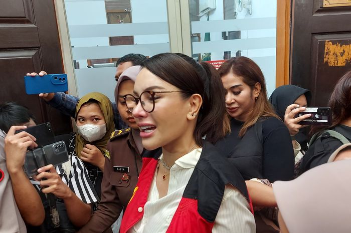 Nikita Mirzani Naik Pitam Saat Bacakan Pembelaan, Sebut JPU Zolim