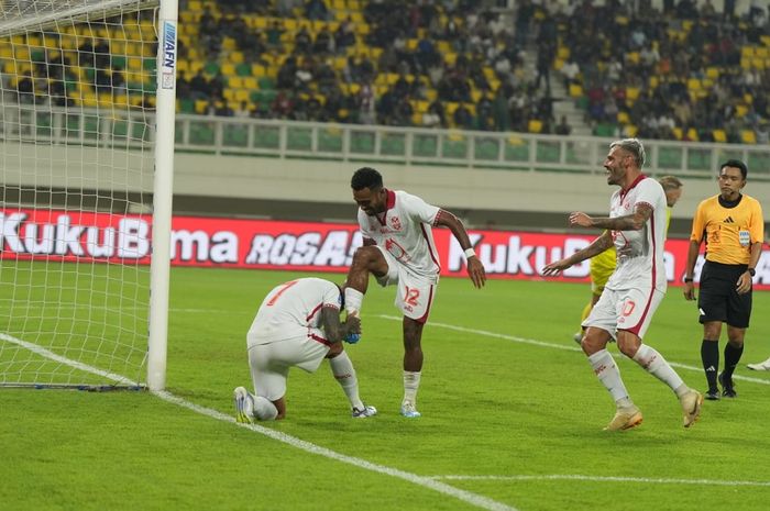 Gerbong Persib Menangkan Malut United, Ciro Alves Cium Sepatu Yakob ...