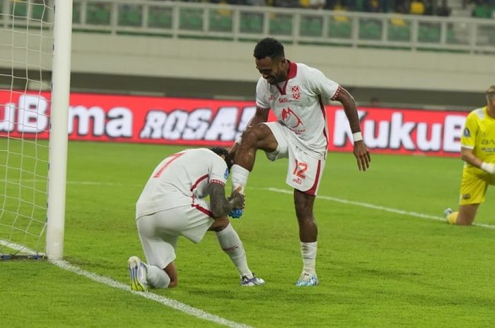 Assist yang Amazing, Ini Alasan Ciro Alves Cium Sepatu Yakob Sayuri ...