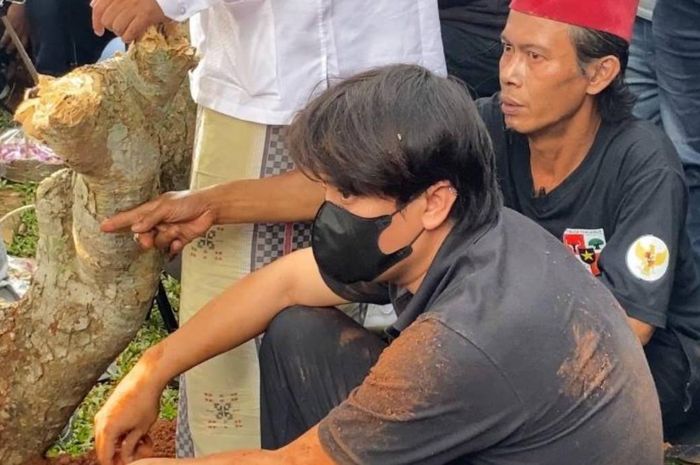 Mpok Alpa Dimakamkan di Samping Makam Keluarga, Billy Syahputra Ikut ...