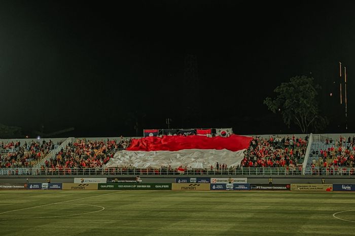 Bendera Merah Putih Raksasa Iringi Perjuangan Timnas U-23 Indonesia ...